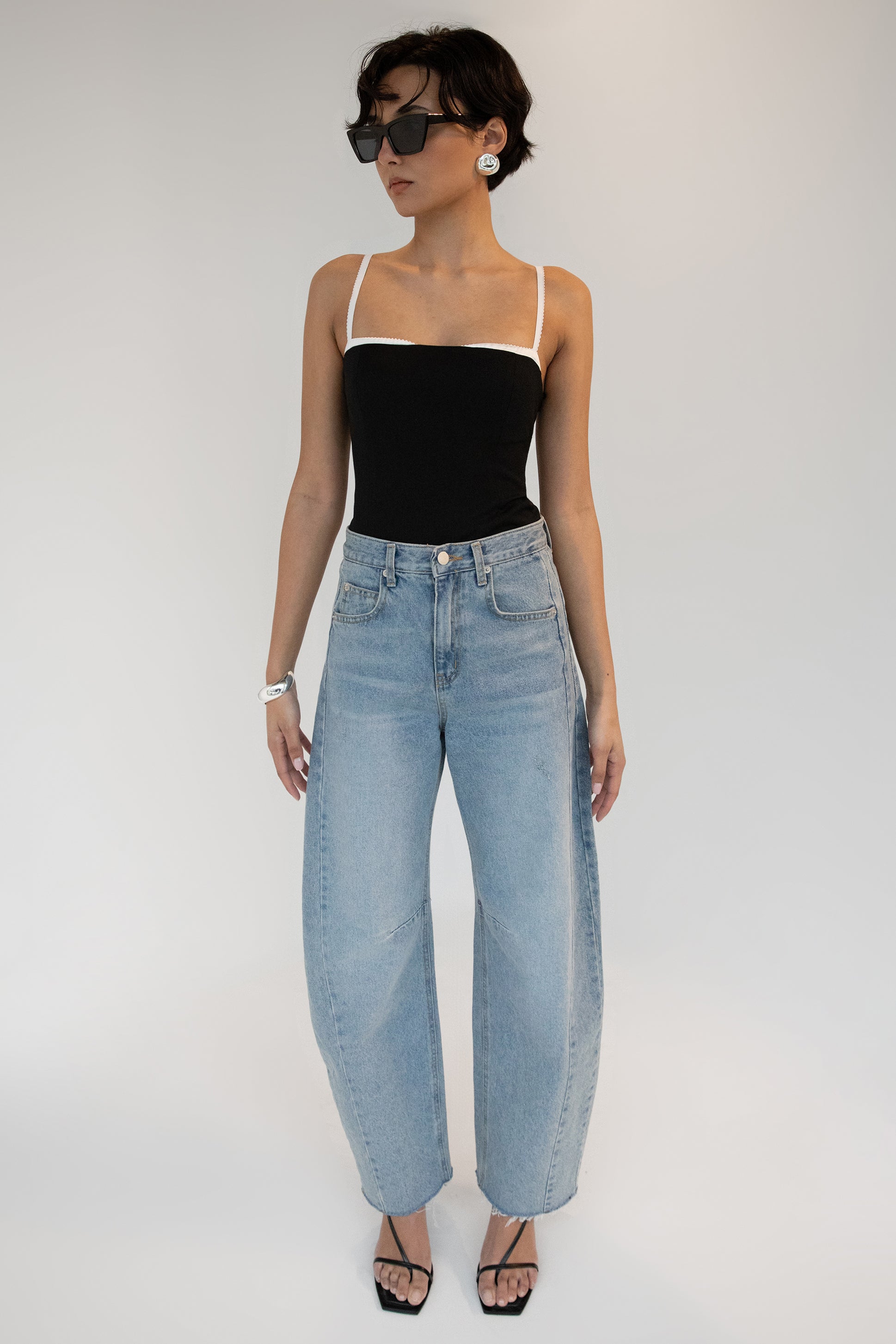 HIGH RISE VINTAGE WASH BARREL CURVED LEG JEAN | OAK + FORT